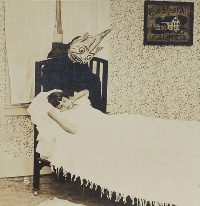 25 vintage photos captures the creepiest moments from the past