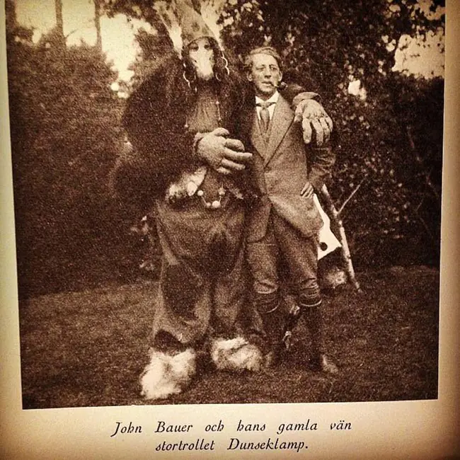 25 vintage photos captures the creepiest moments from the past