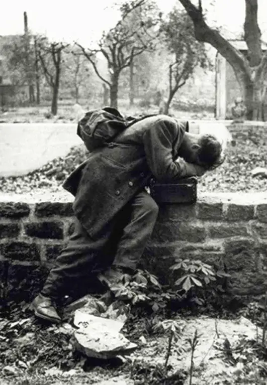 25 Gut-Wrenching Pictures of World War II