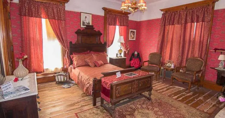 10 Mansions No One Wants to Buy for Any Price