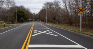 What are the differences between yellow and white road markings?