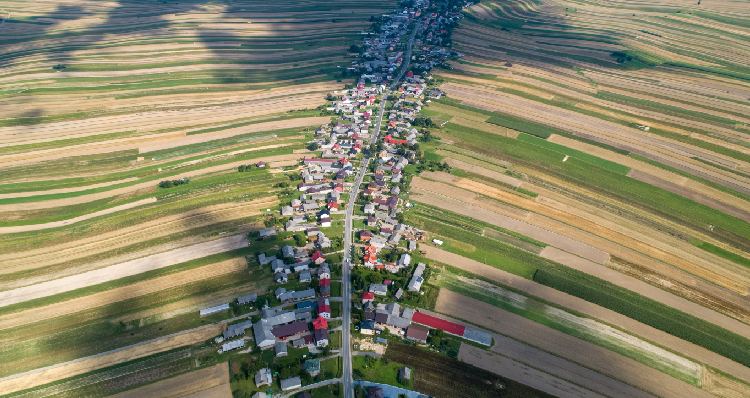 A Village Where Everyone Lives on a Single Street